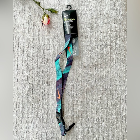 Nike | Accessories | New Wtag Nike Breakaway Lanyard Breakaway Clip ...